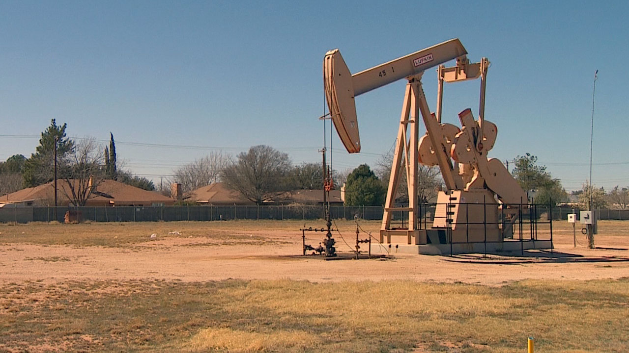 As prices plunge, has Texas' oil boom gone bust? | wfaa.com