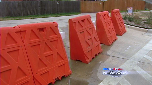 The Colony keeps busy alley blocked at trail crossing | wfaa.com
