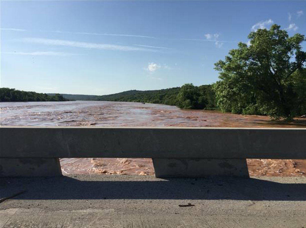 Red River bridge remains open as water rises | wfaa.com