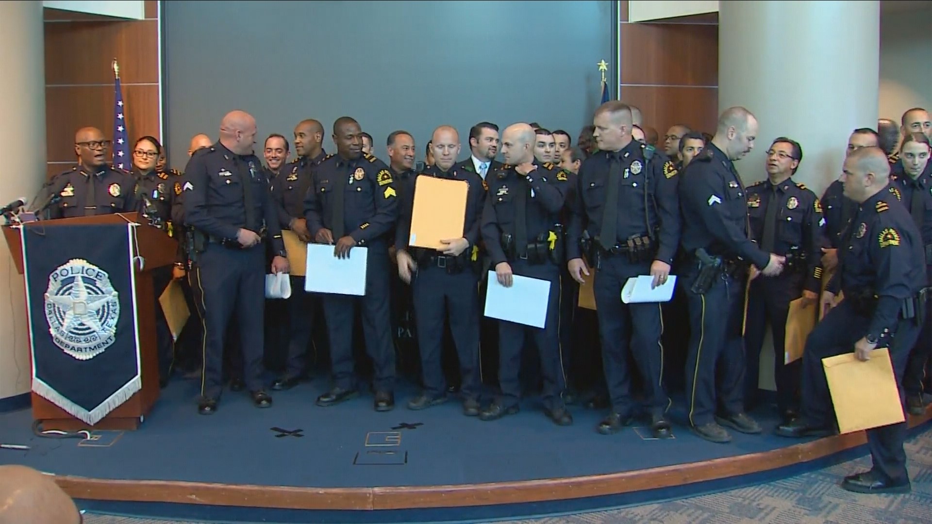 Dallas Police officers honored for HQ attack response | wfaa.com