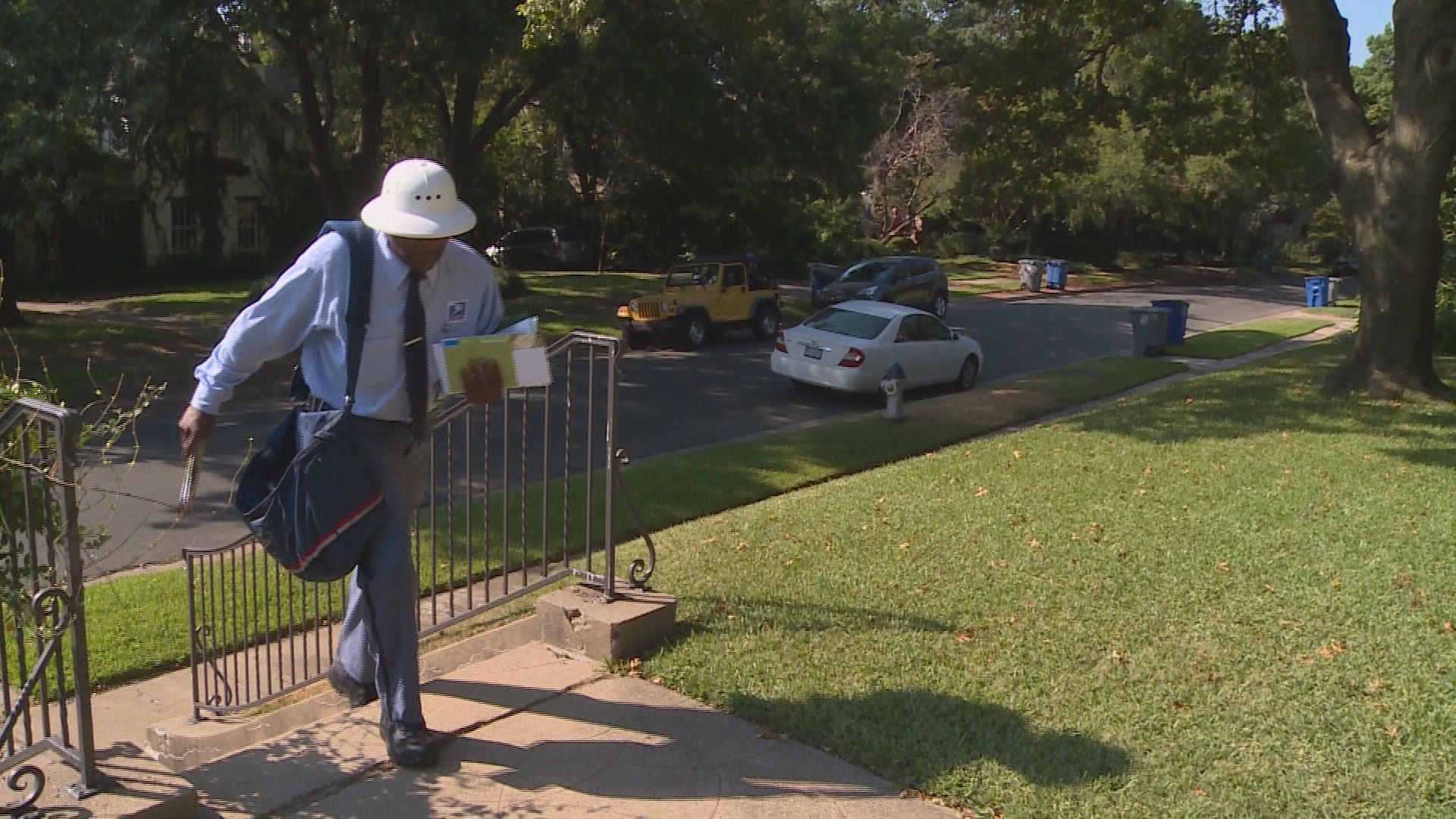Hot jobs: Heavy bags, long walks, high heat for letter carriers | wfaa.com