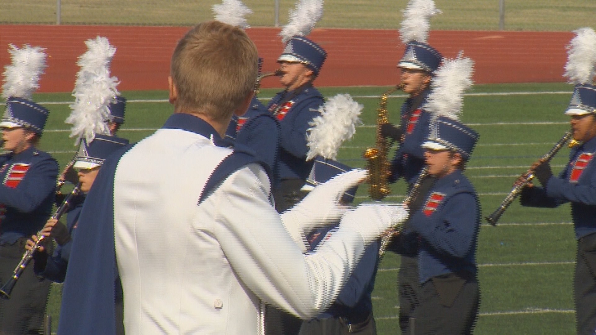 Grapevine football team cheers on the marching band | wfaa.com
