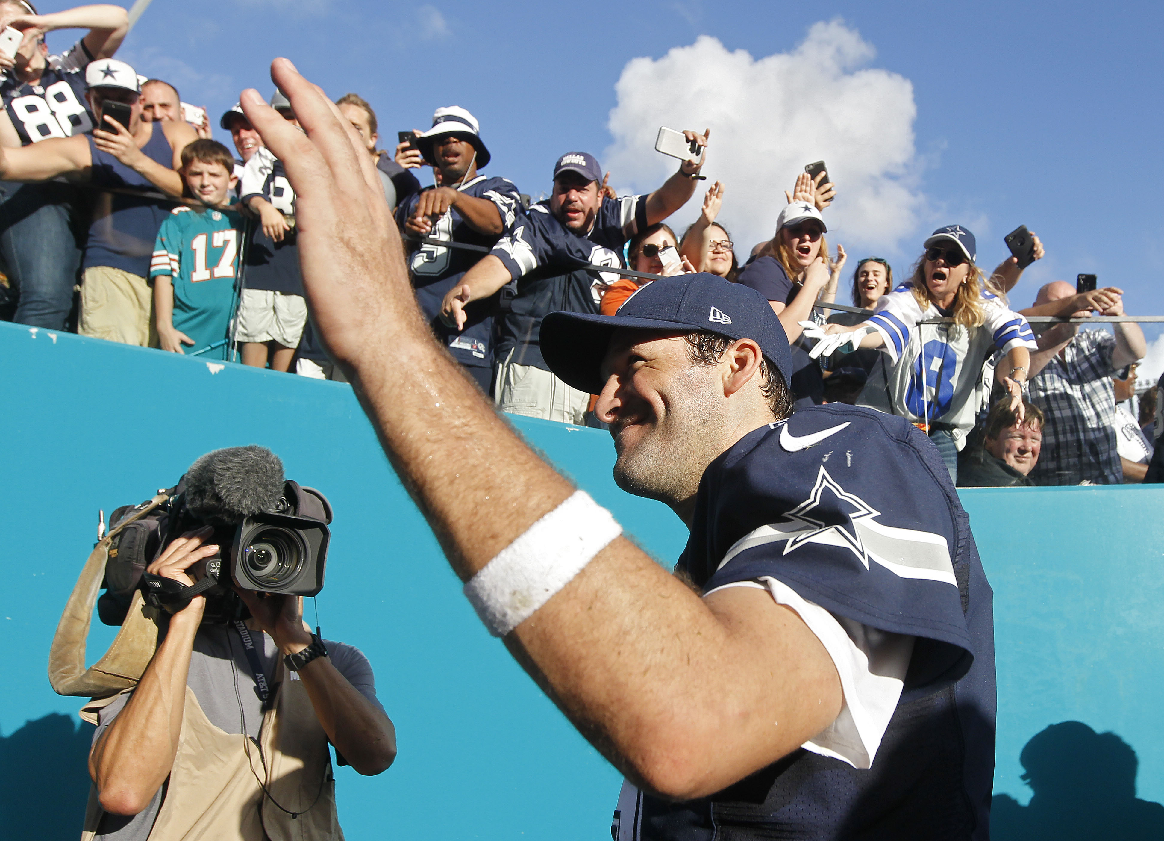 Tony Romo completed his first pass with his left hand | wfaa.com