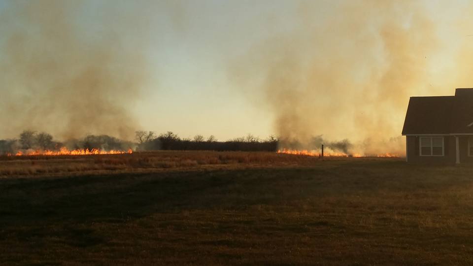 Large pasture fire threatens homes in Van Zandt County | wfaa.com