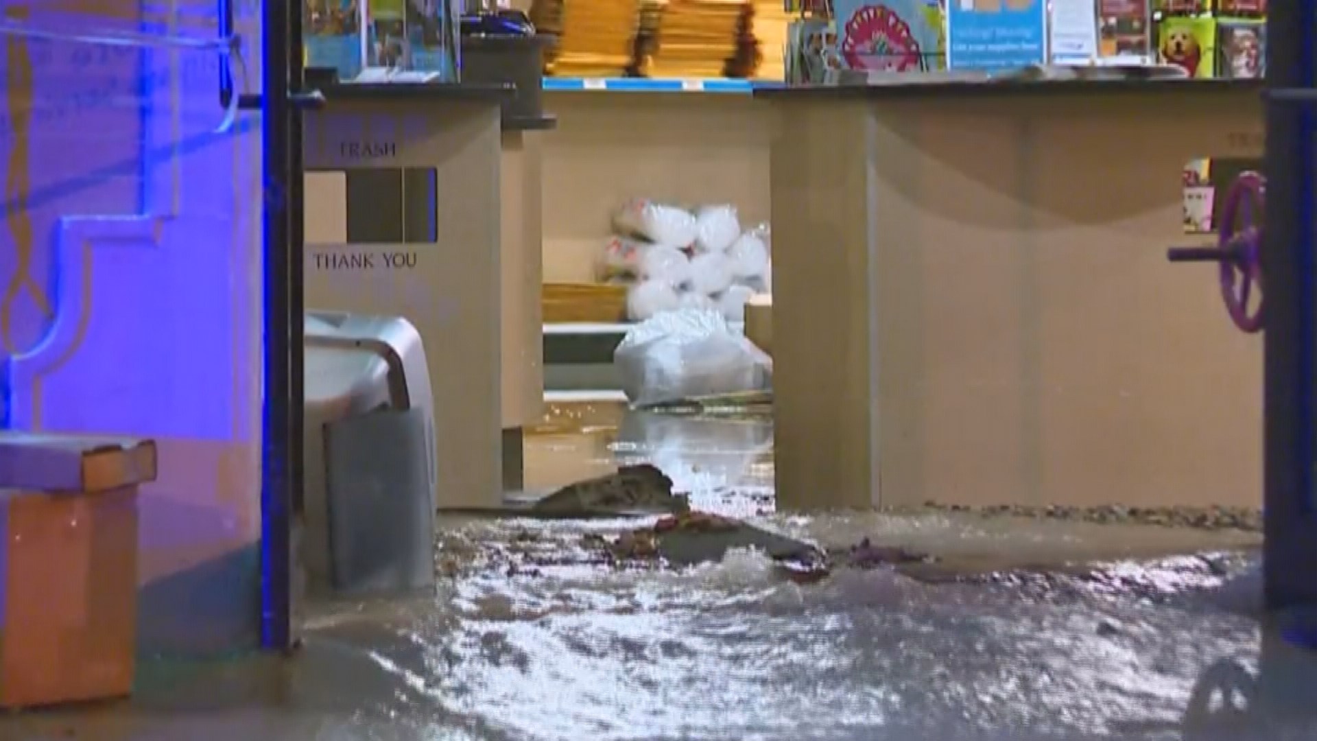Water main break floods two Oak Lawn stores | wfaa.com
