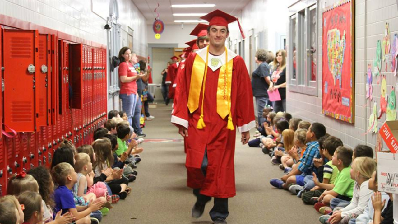 'Senior Walk' images from East Texas ISD go viral | wfaa.com