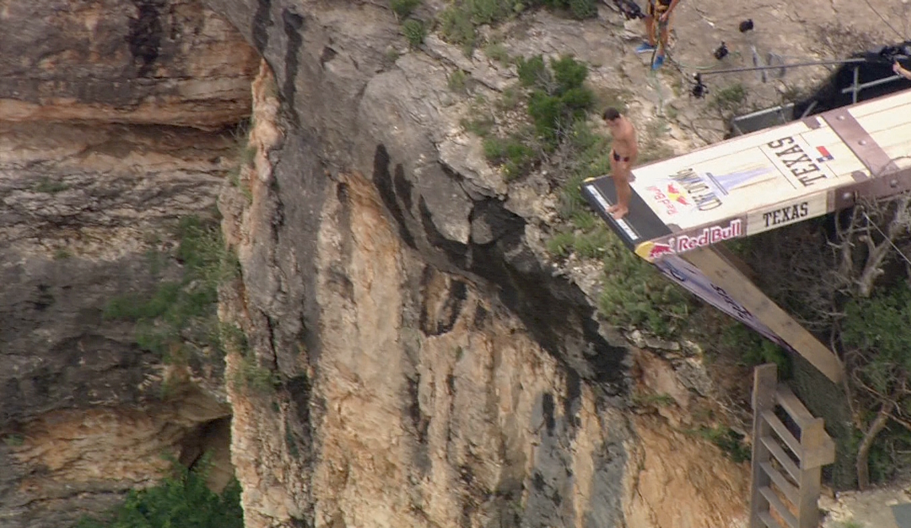 Daredevils flock to Possum Kingdom for Red Bull Cliff Diving | kens5.com