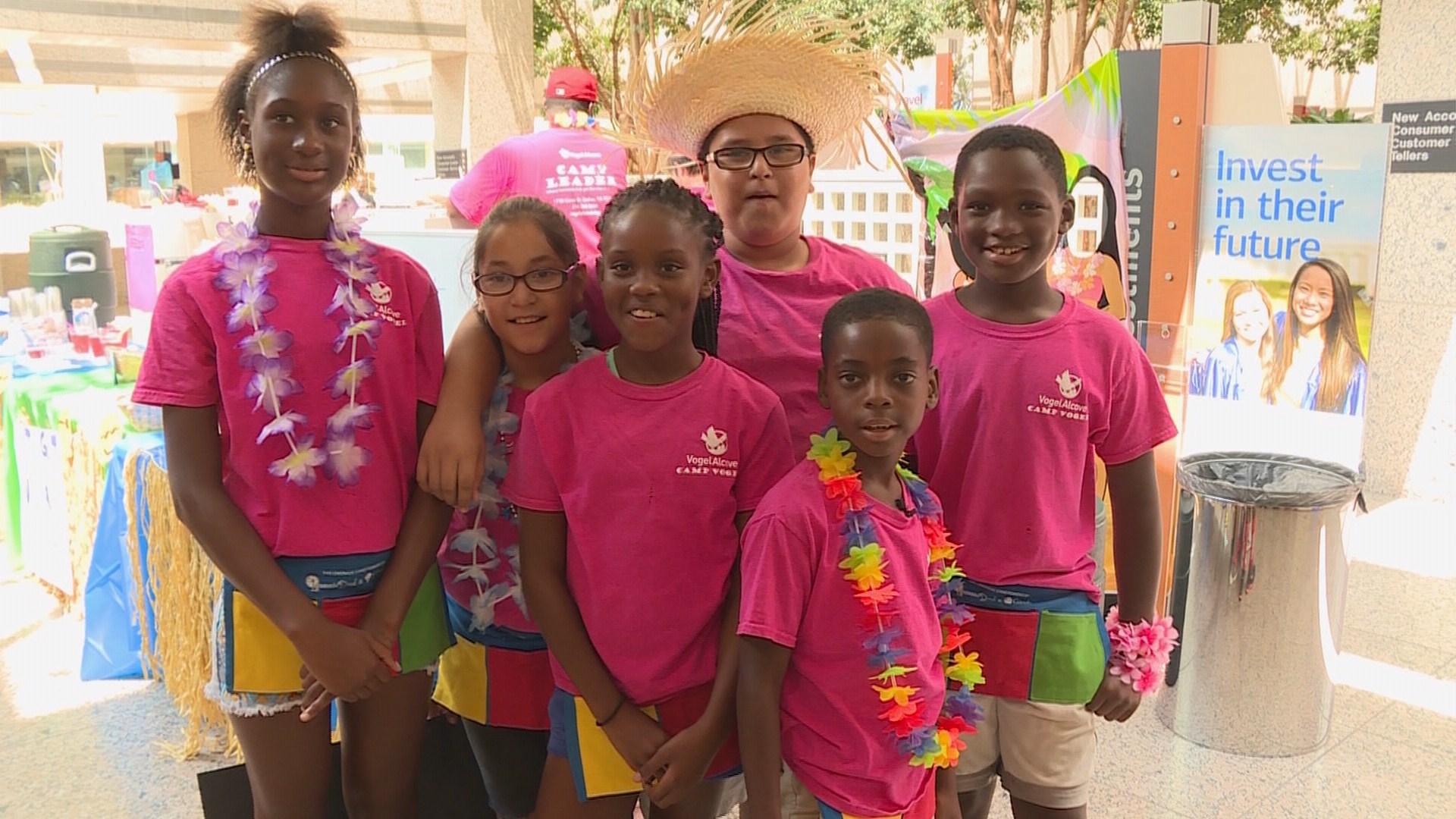 Homeless kids set up lemonade stand in downtown Dallas | wfaa.com