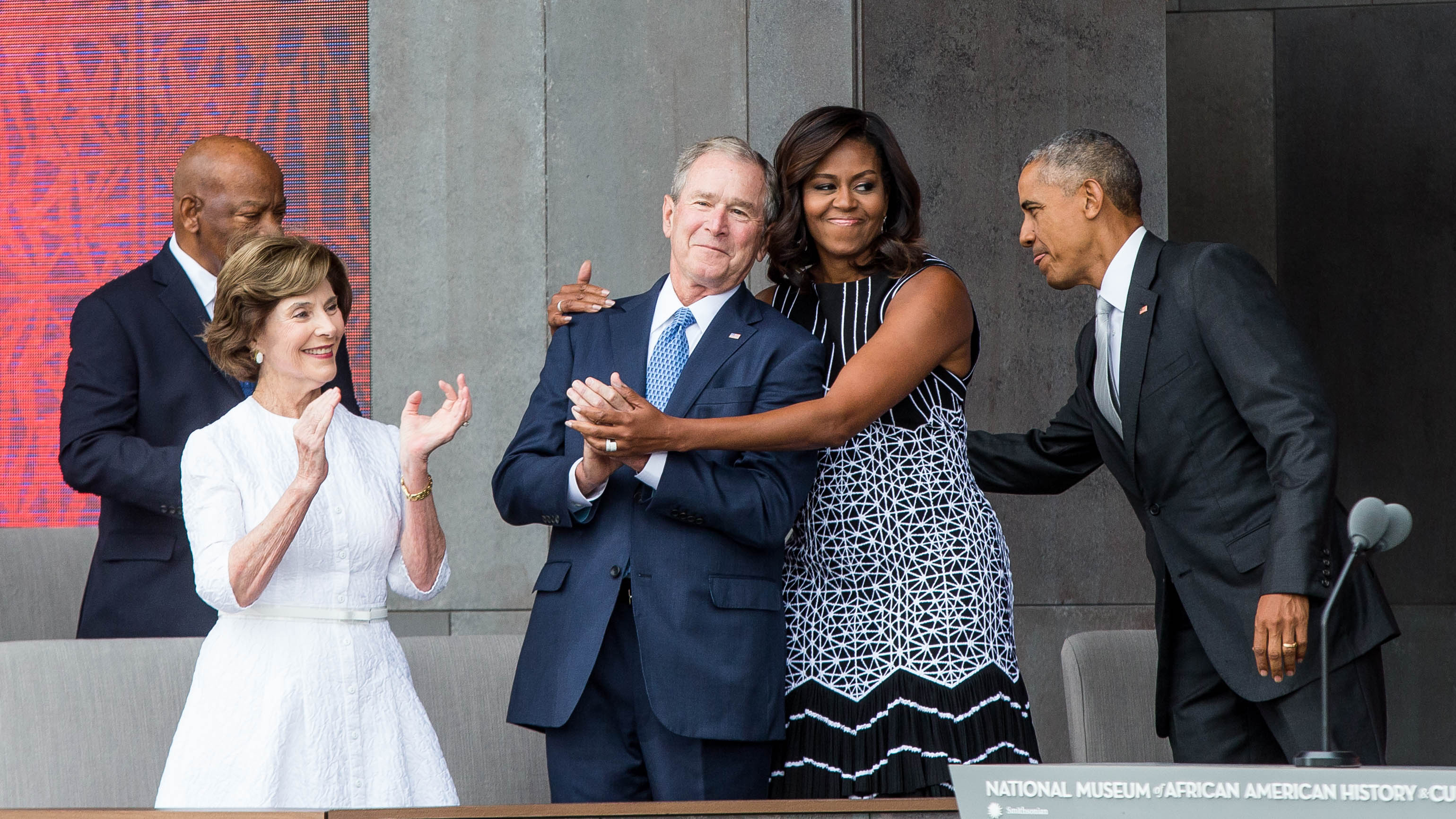 Michelle Obama and George W. Bush hugged and broke the Internet ...